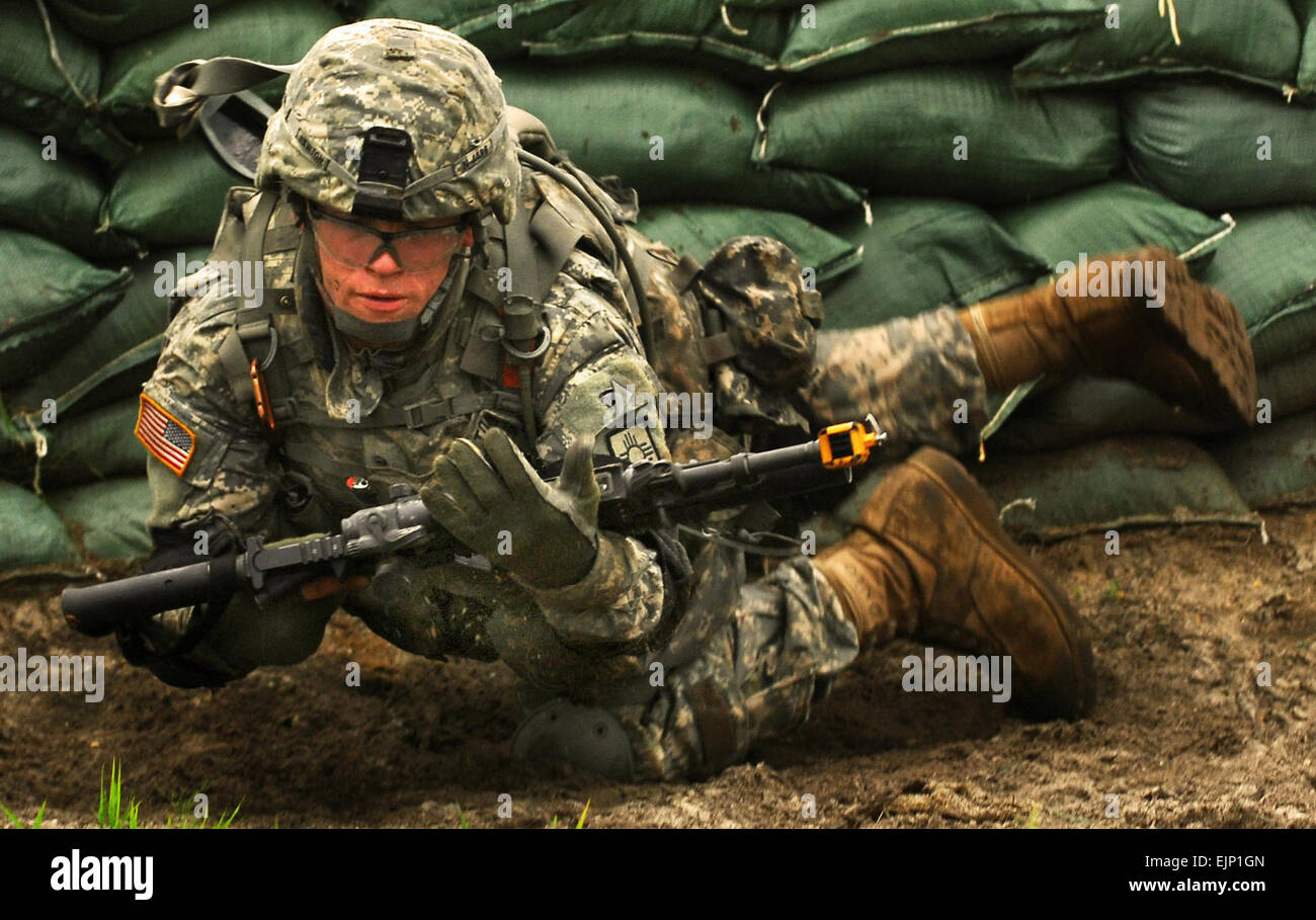 A New Mexico Army National Guardsman maneuvers around an obstacle ...