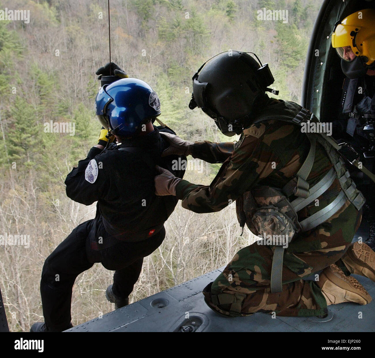 A U.S. Army National Guardsman from the North Carolina Army National ...