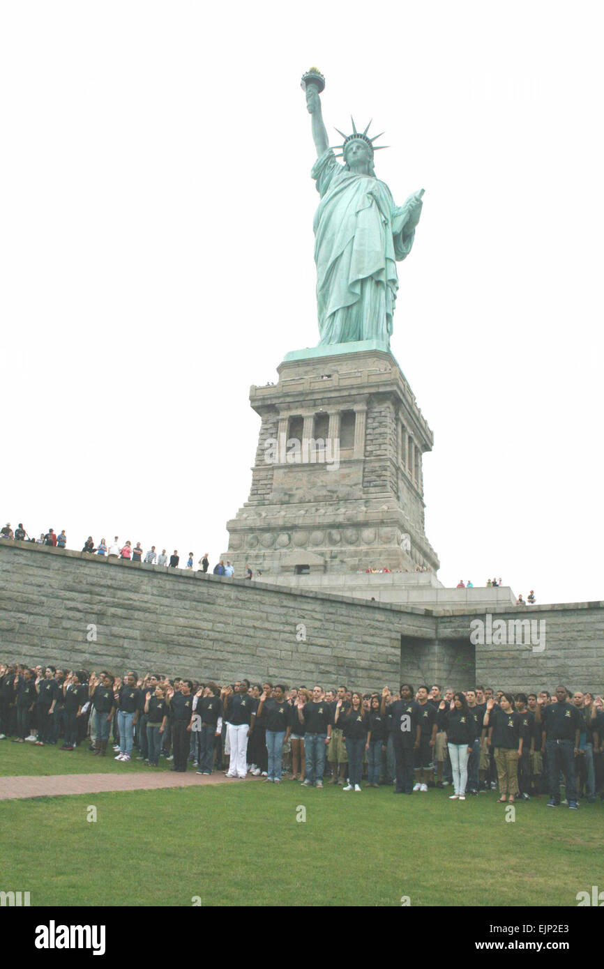 Future soldier swearing in ceremony hi-res stock photography and images ...