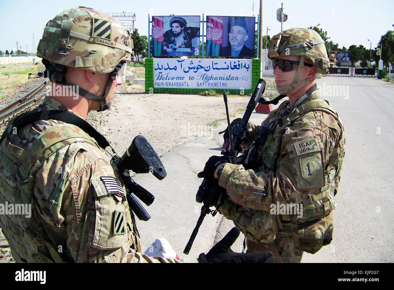 U.S. Army Capt. Chad Chenoweth, right, talks briefly with U.S. Army ...