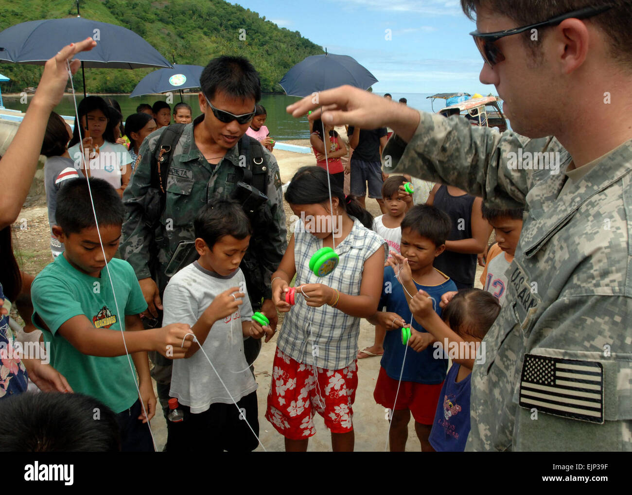 A U.S. Army Soldier from 2nd Battalion, 1st Special Forces Group, Joint ...