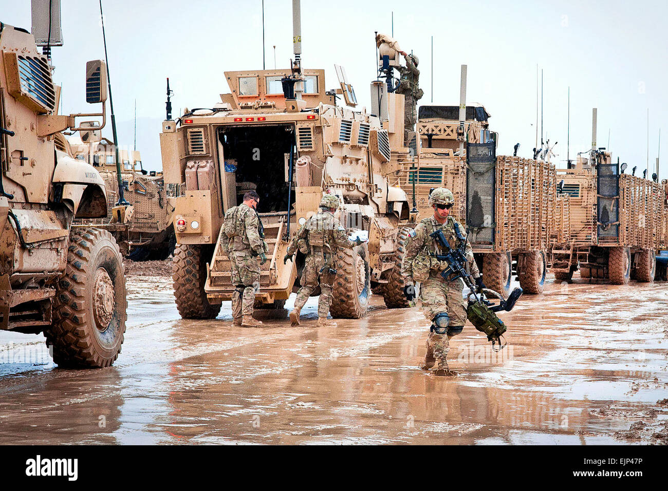 Staff Sgt. Joshua Devoe and other paratroopers with the 82nd Airborne ...