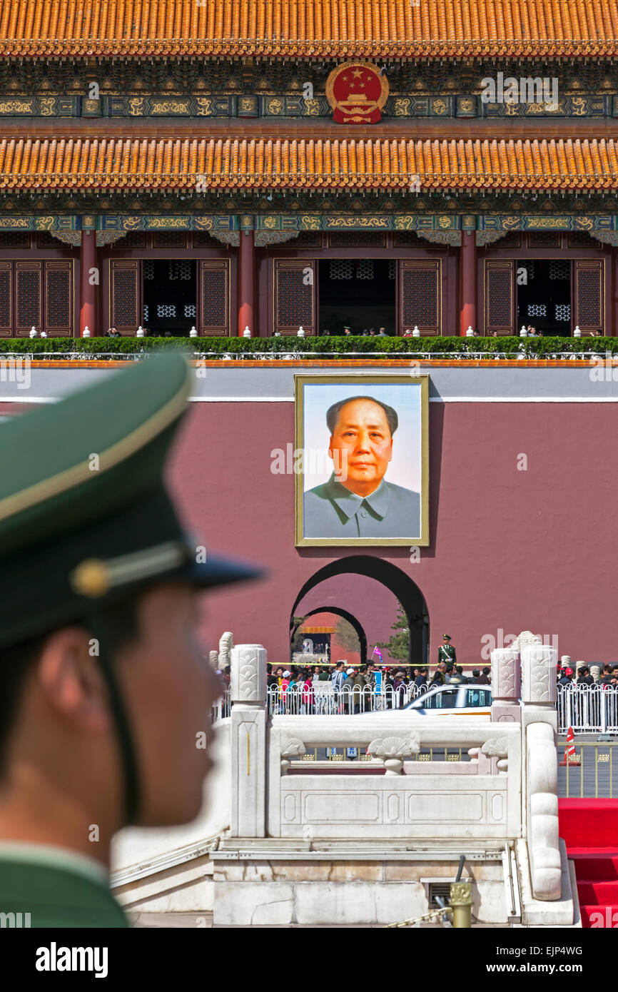 China, Beijing, guard in front of portrait of Mao Zedong on Gate of ...