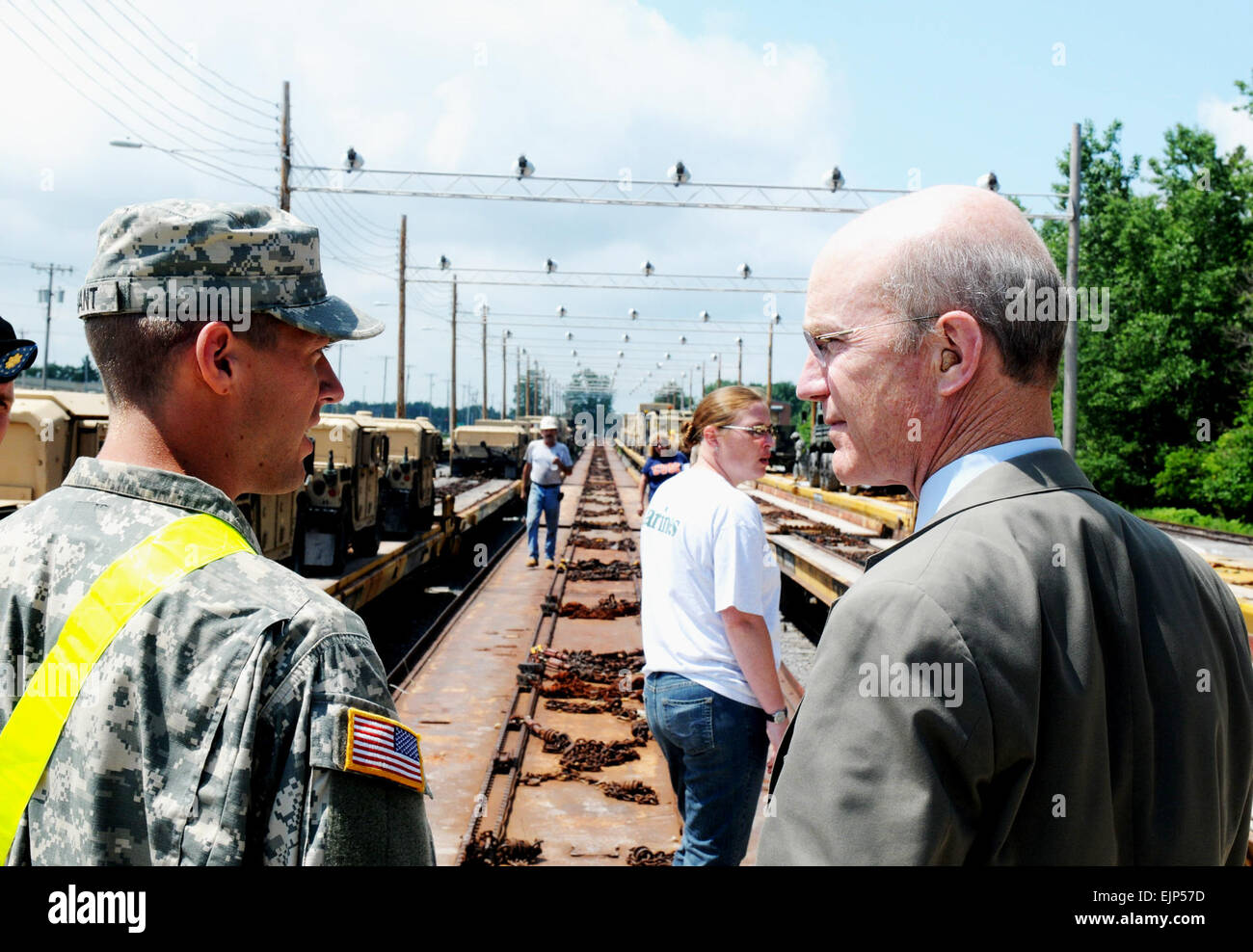 Army Secretary Pete Geren speaks to a Soldier while others rail-load ...