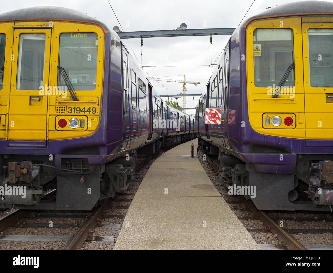 Overhead cables train line hi-res stock photography and images - Alamy
