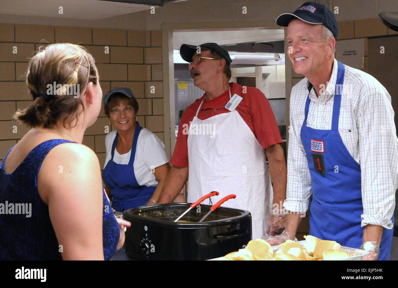 U.S. Senator Jerry Moran R-Kan. visits with a 1st Infantry Division ...