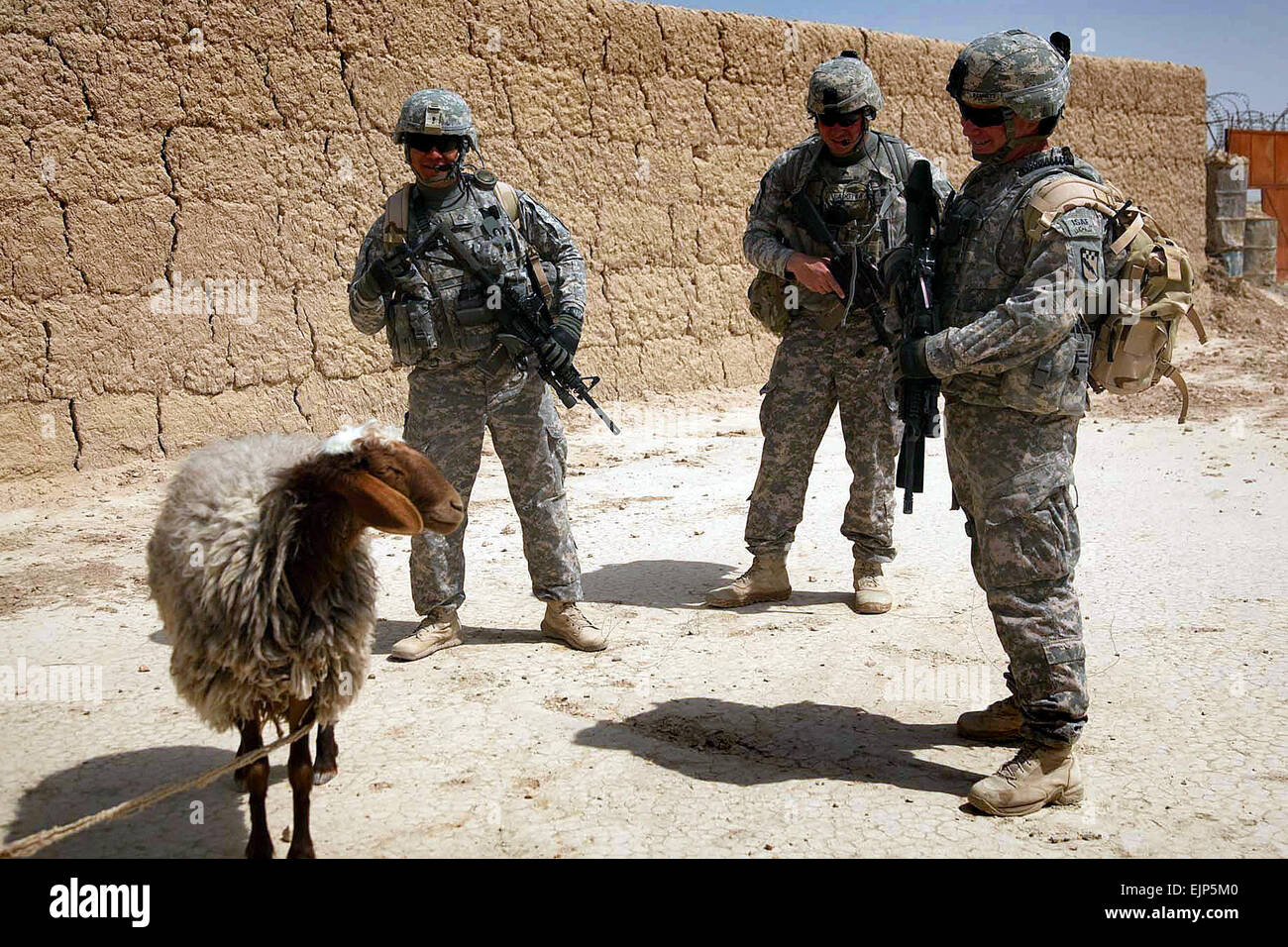 U.S. Soldiers assigned to Headquarters and Headquarters Company, 525th ...