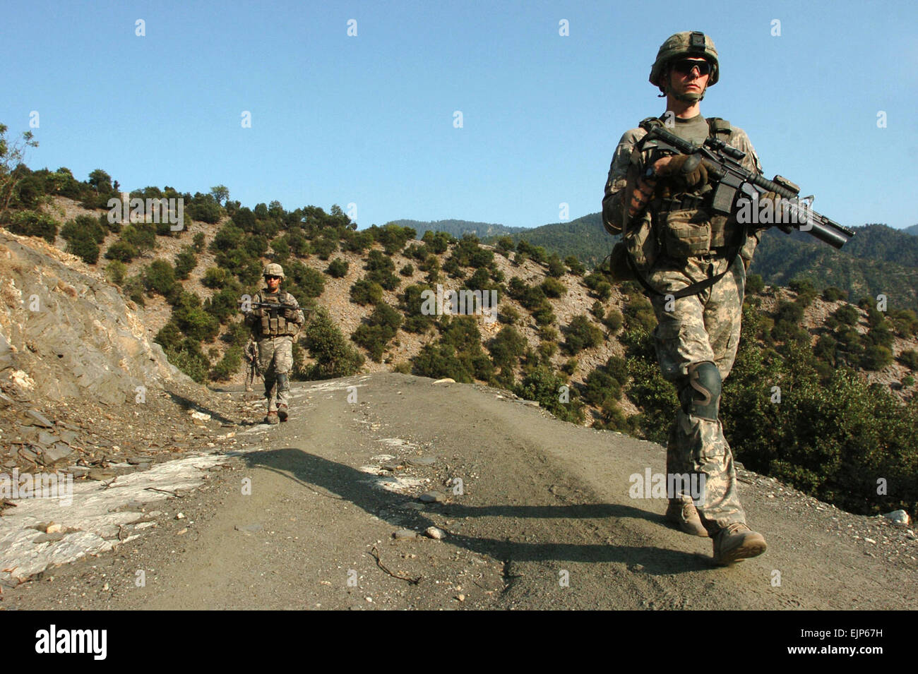 U.S. Army Soldiers from Company B, 2nd Battalion, 12th Infantry ...