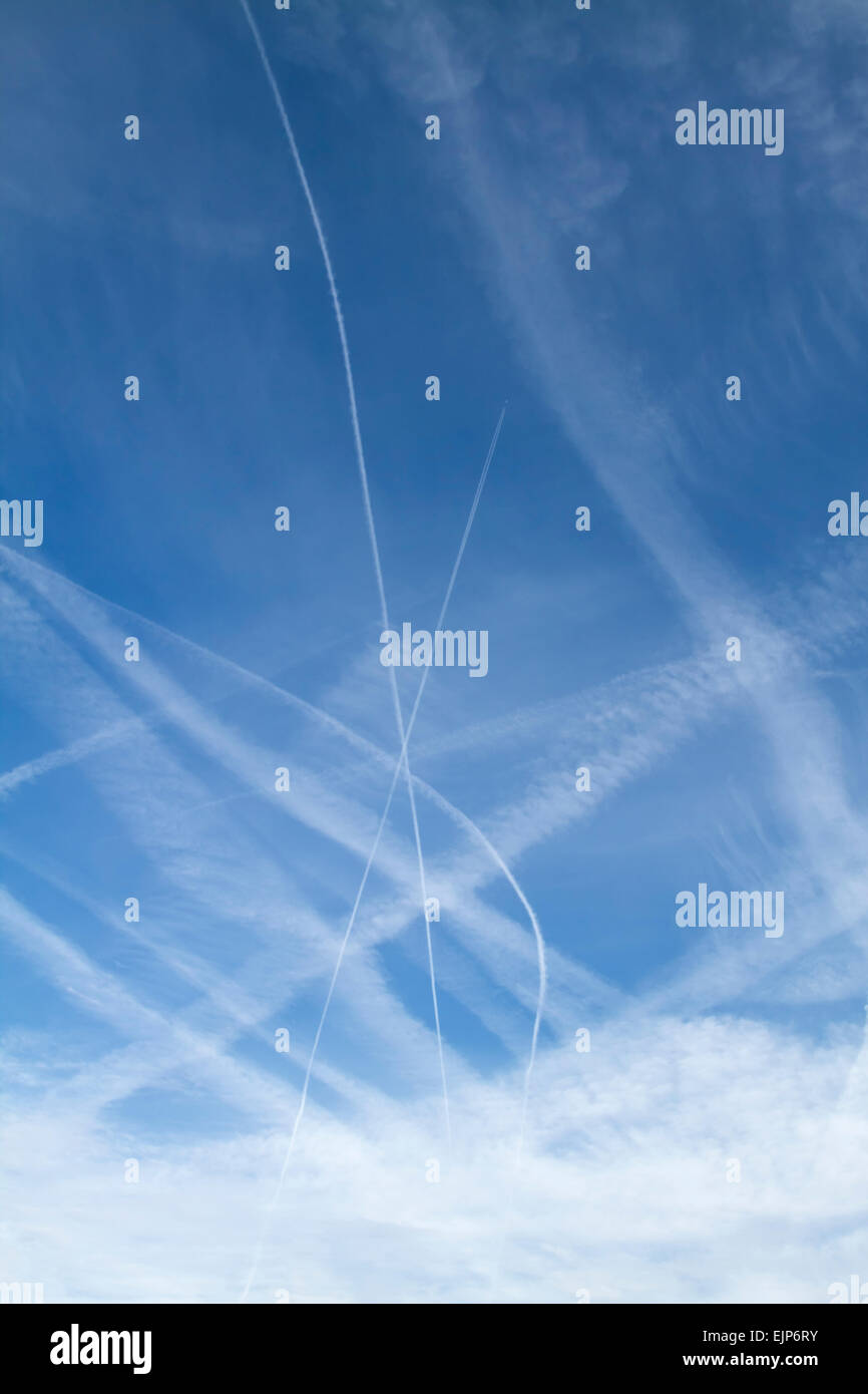 Airplane trails hi-res stock photography and images - Alamy