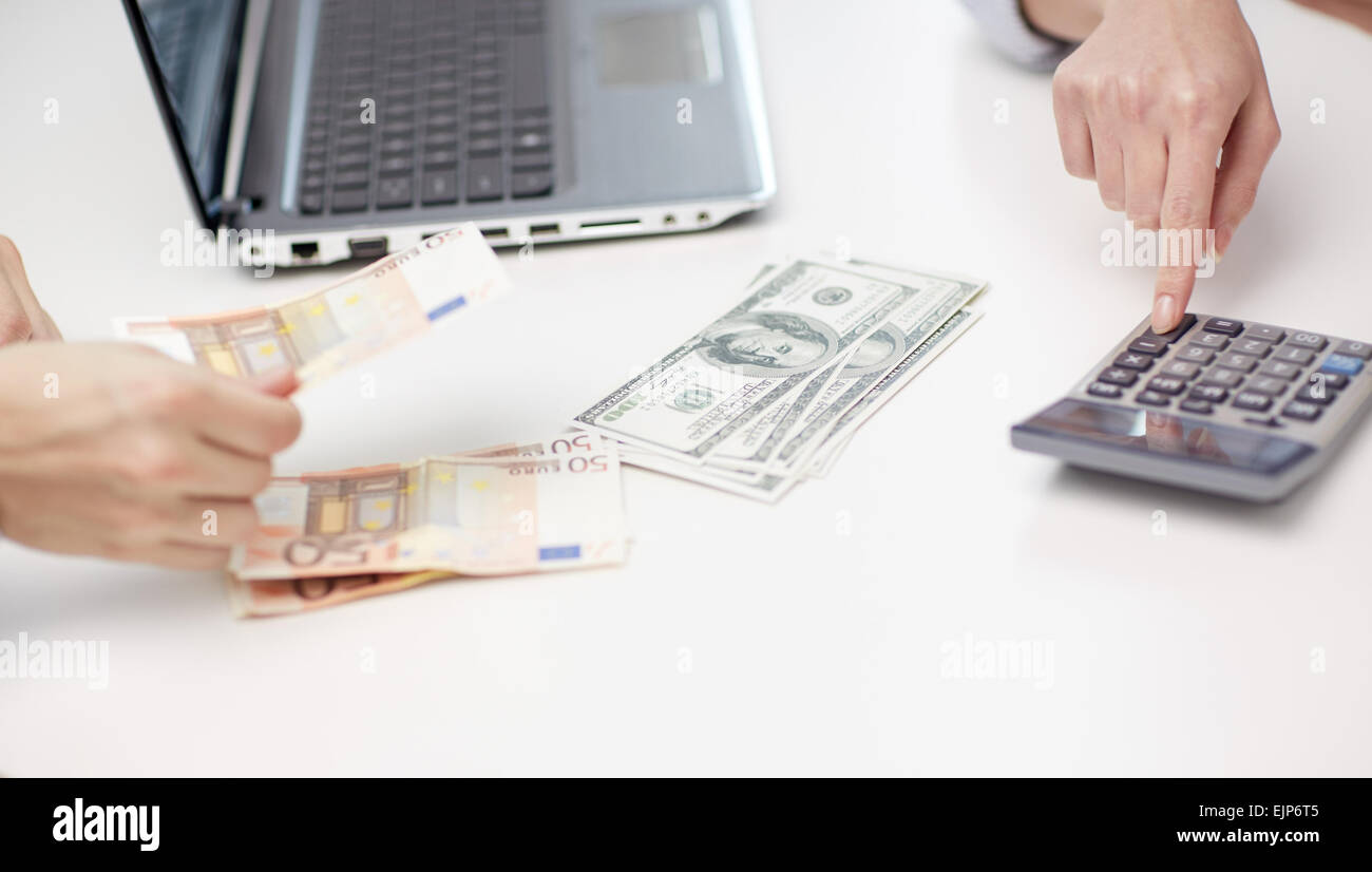 Hands counting money hi-res stock photography and images - Alamy