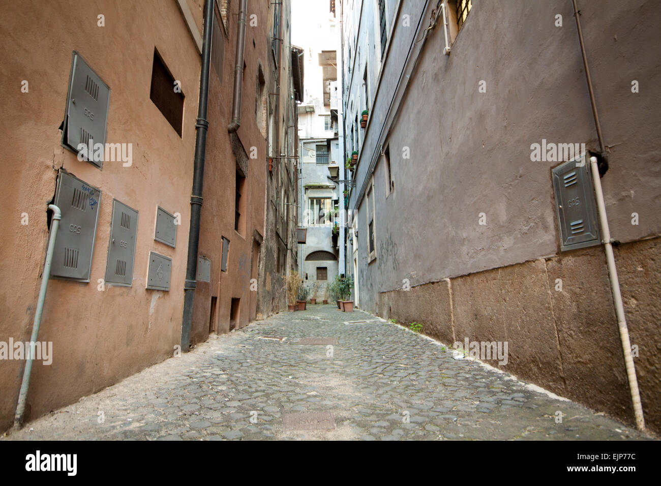 Narrow dead end street in Rome, Italy Stock Photo - Alamy