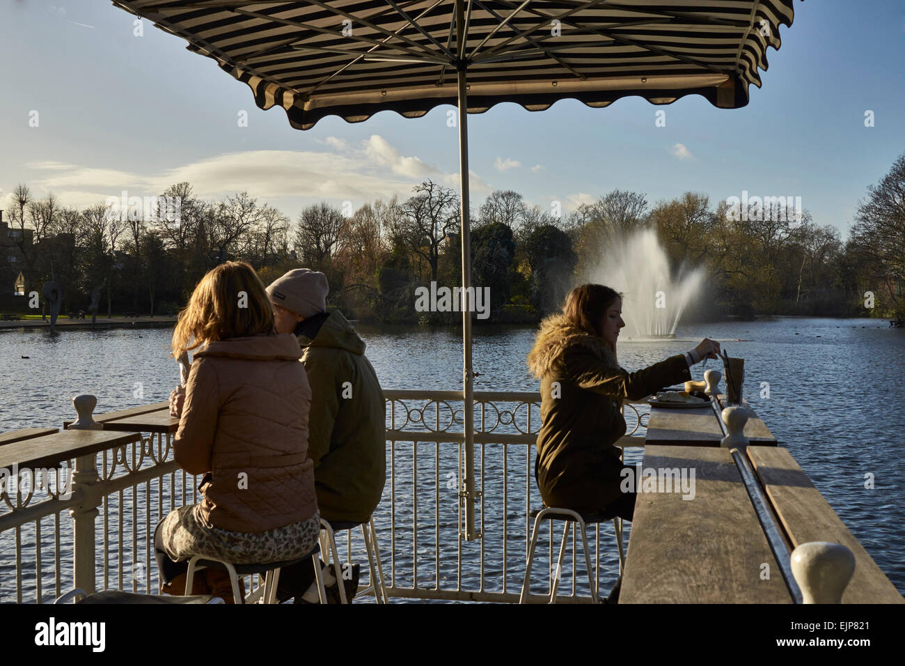 London scenes, lakes, parks, outside eating area Stock Photo - Alamy
