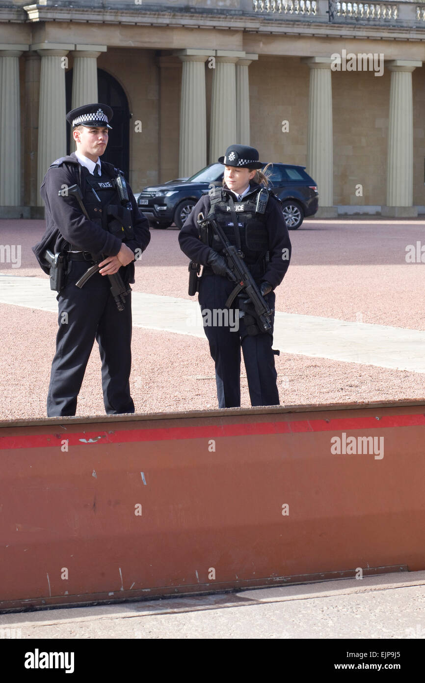 Police officer buckingham High Resolution Stock Photography and Images ...