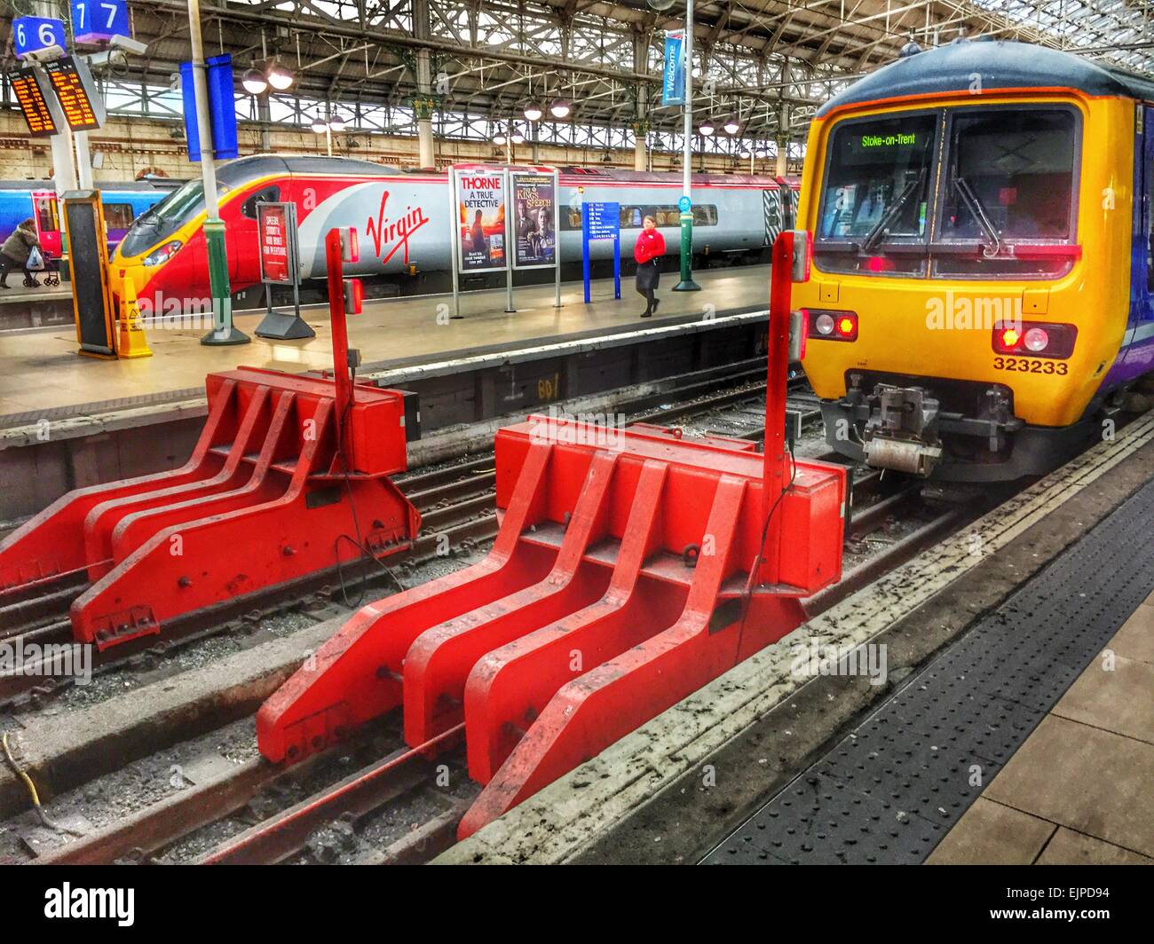 Piccadilly train station hi-res stock photography and images - Alamy