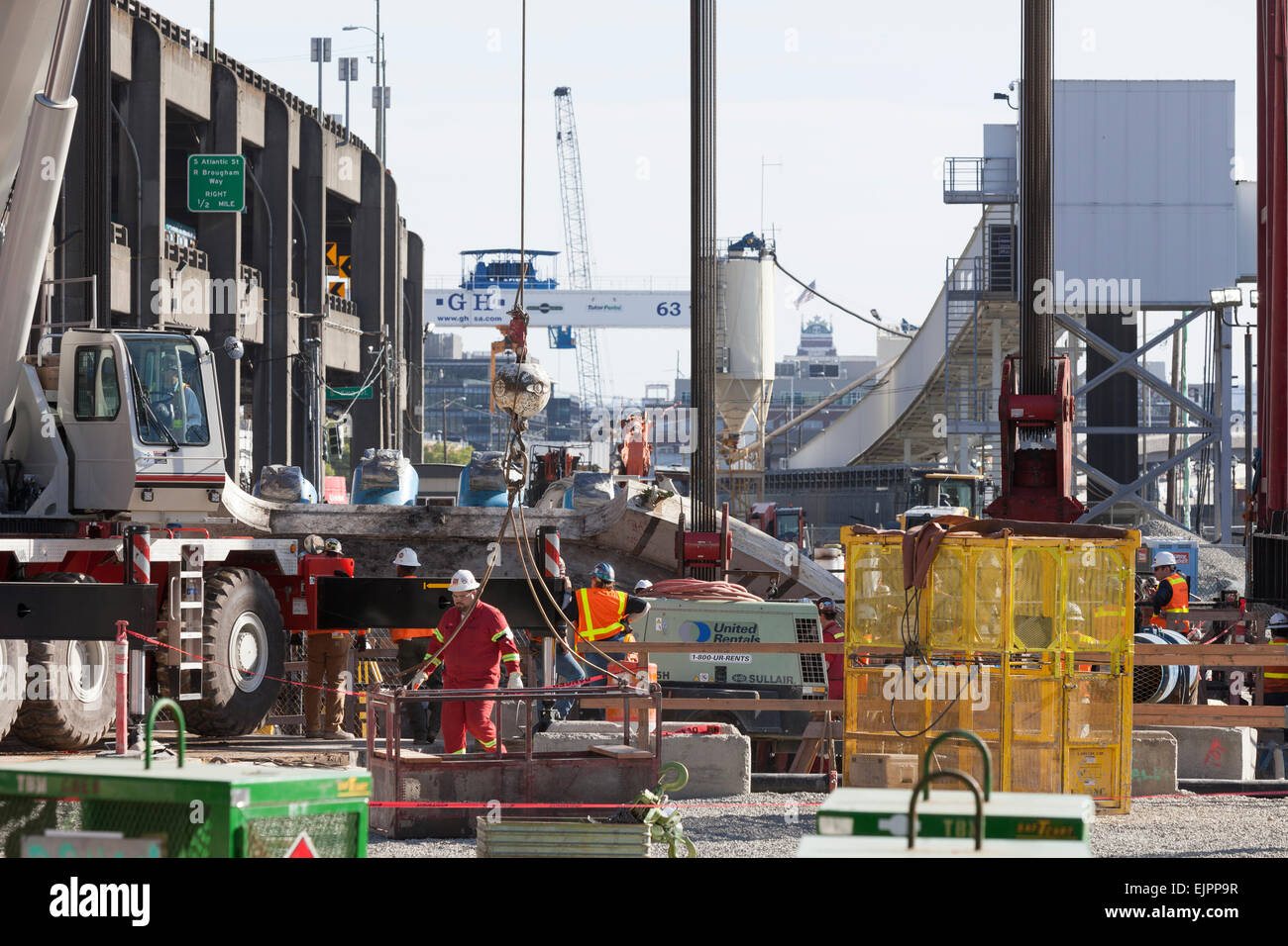 Seattle, Washington, USA. 30th Mar, 2015. Crane lifts the cutter face ...