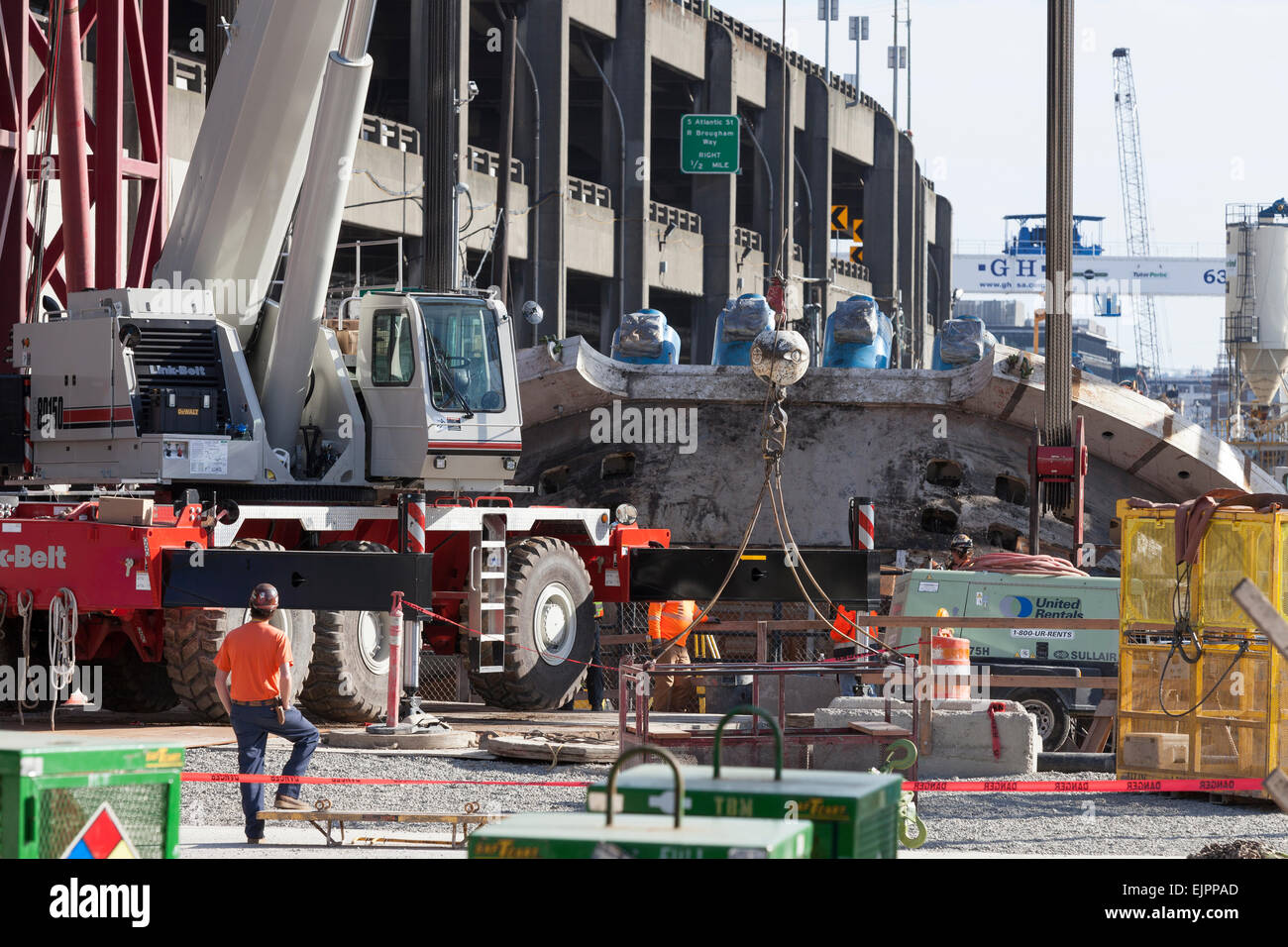 Seattle, Washington, USA. 30th Mar, 2015. Crane lifts the cutter face ...