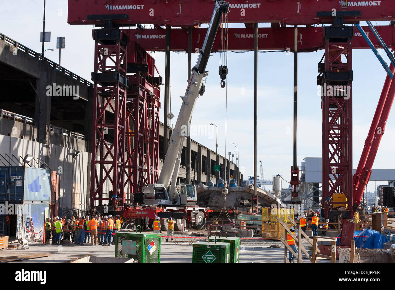 Seattle, Washington, USA. 30th Mar, 2015. Crane lifts the cutter face ...
