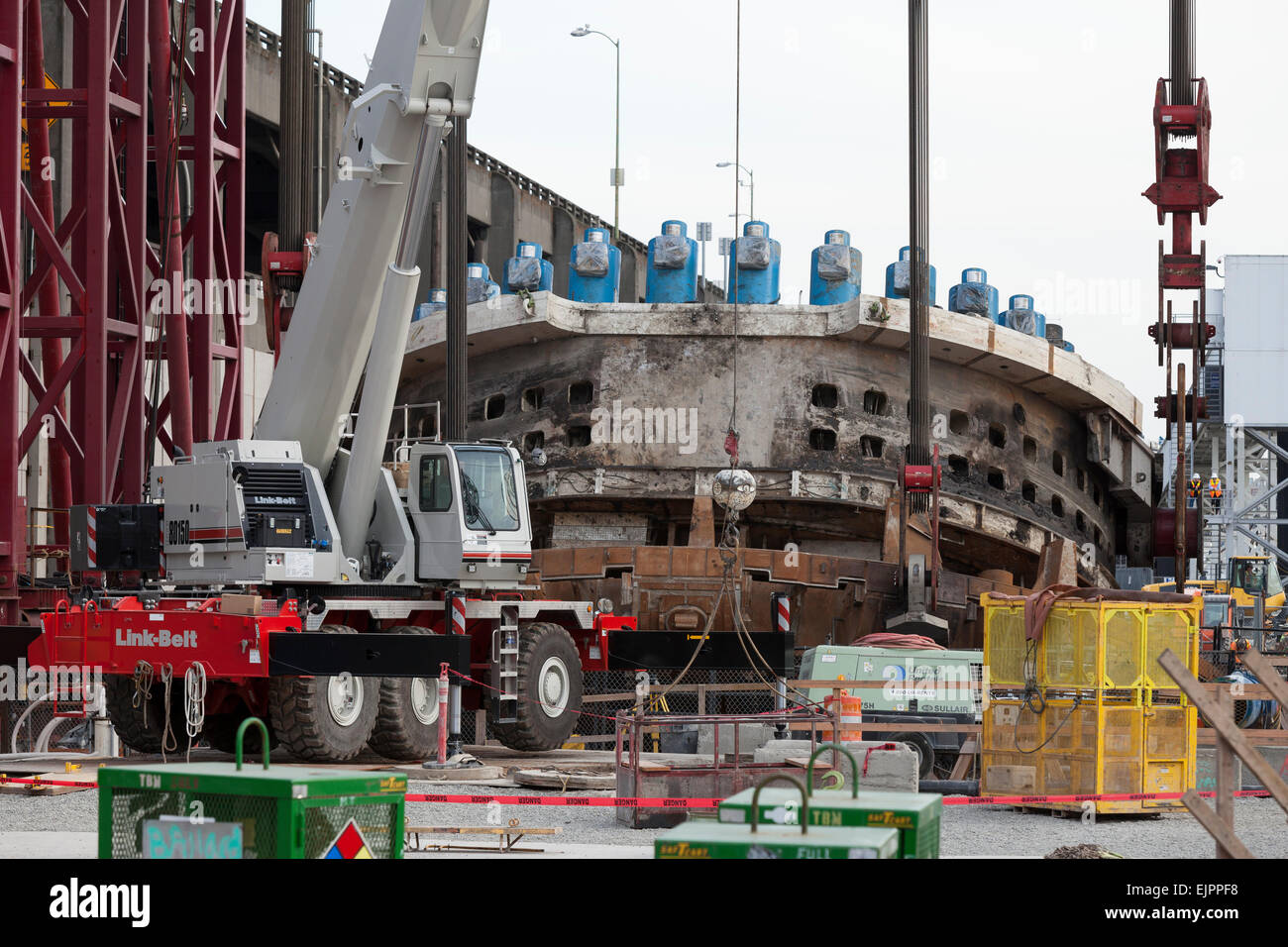 Seattle, Washington, USA. 30th Mar, 2015. Crane lifts the cutter face ...