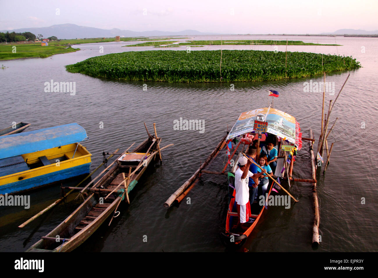 Manila, Philippines. 30th Mar, 2015. Other fisherman take the local as ...