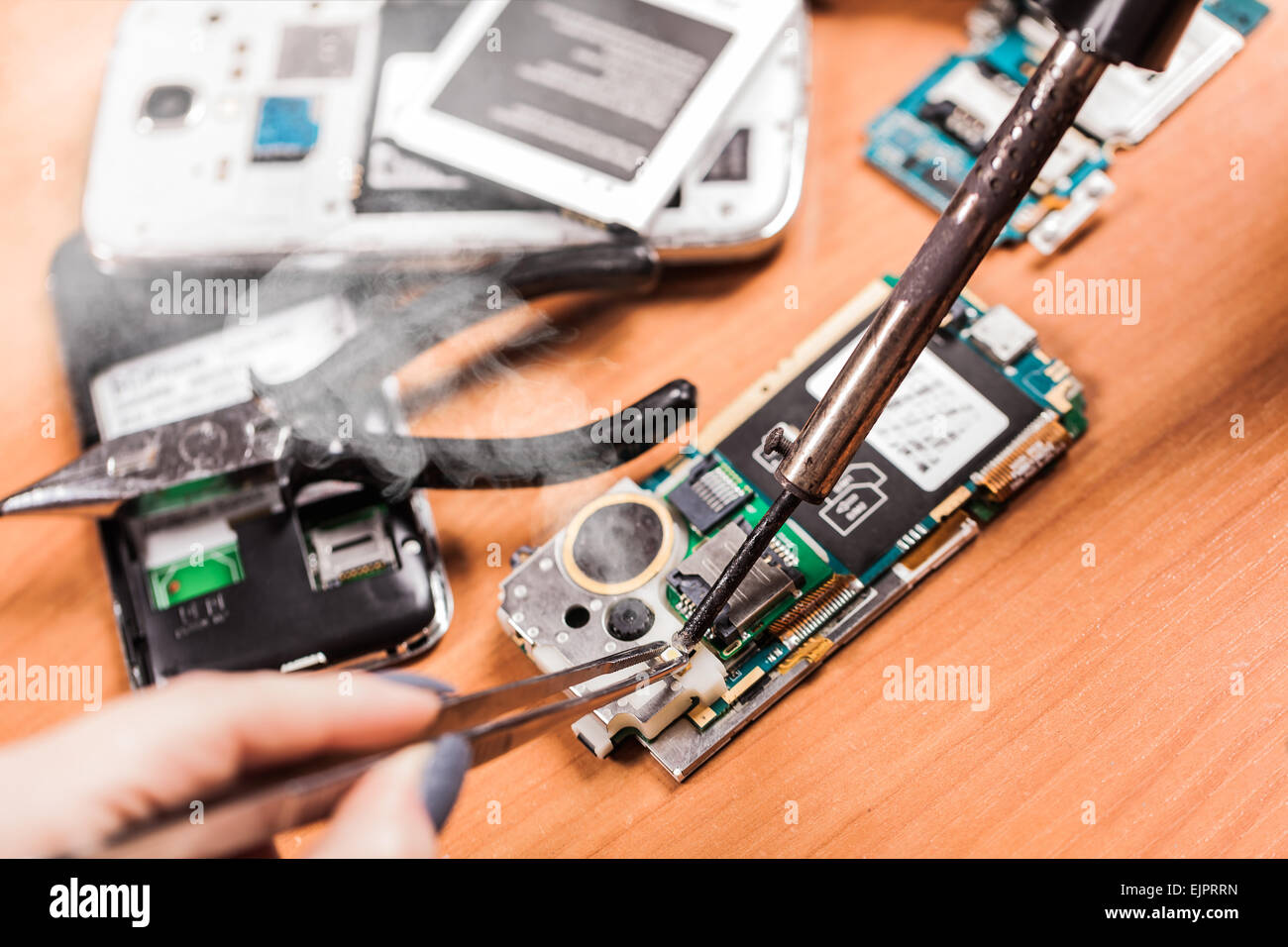 Repairing iphone hi-res stock photography and images - Alamy