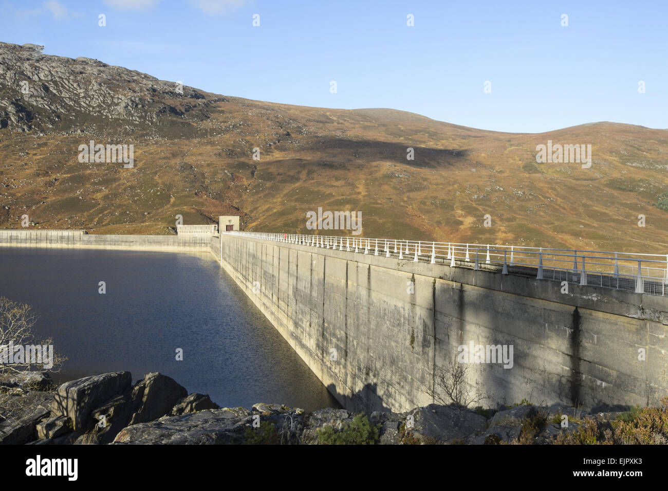 Loch mullardoch dam hi-res stock photography and images - Alamy