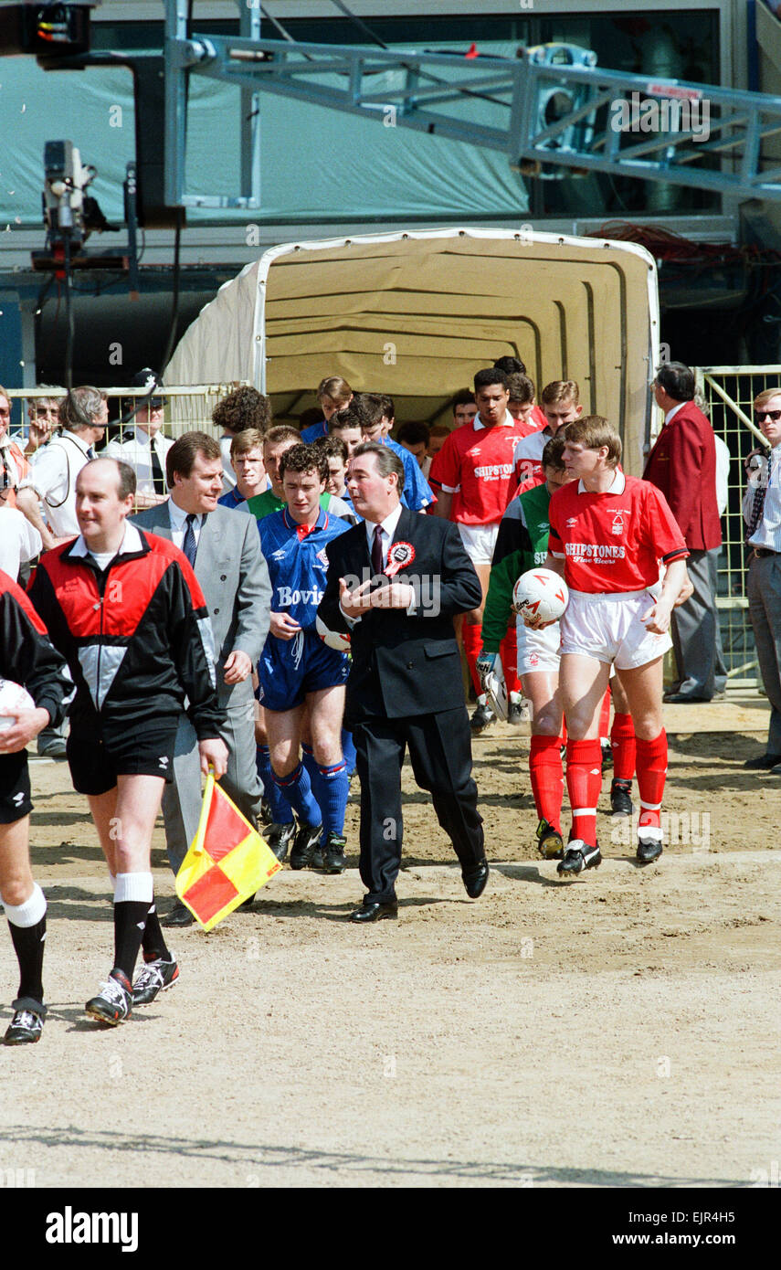 Lead out their teams at wembley hi-res stock photography and images - Alamy