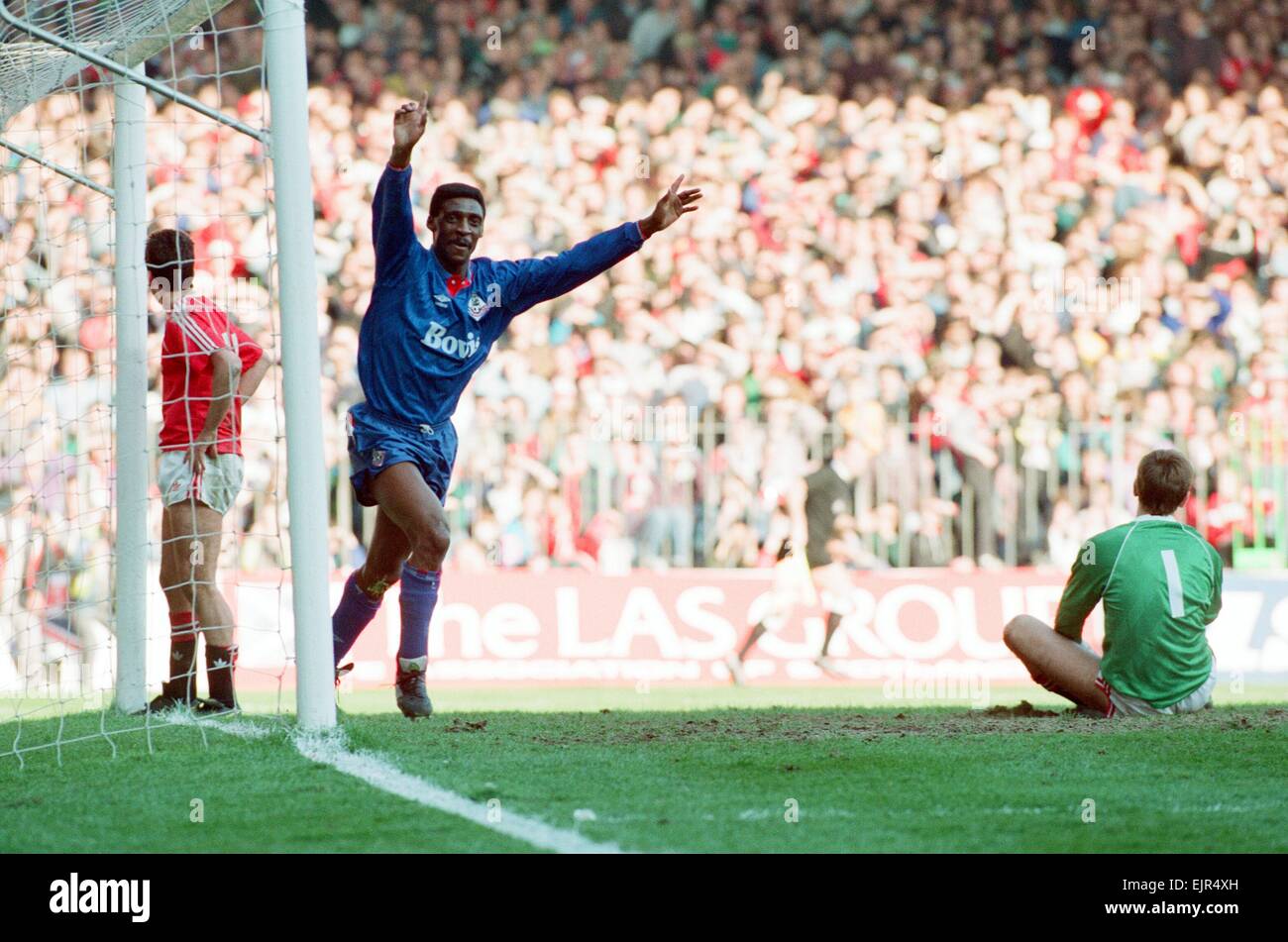 Roger Palmer celebrates. FA Cup. Manchester United 3 v Oldham Athletic ...