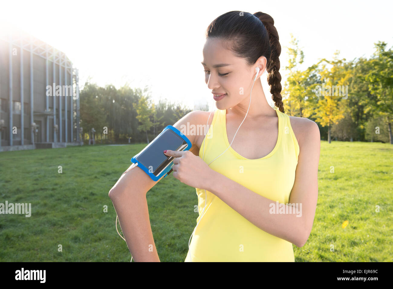 Young woman using smart phone in exercise Stock Photo - Alamy