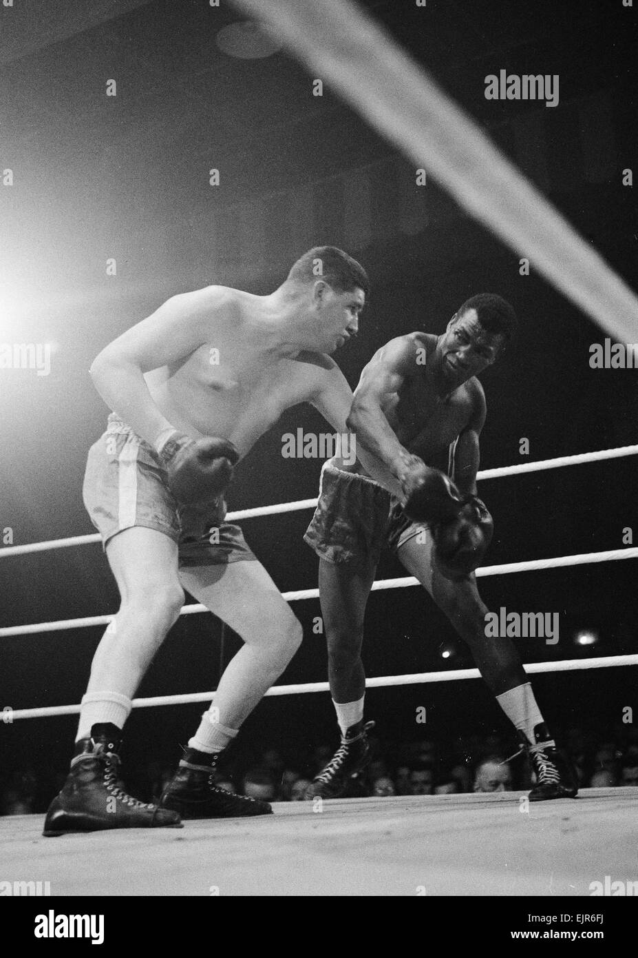 Heavyweight bout a The Stadium arena in Liverpool, Merseyside. Jim ...
