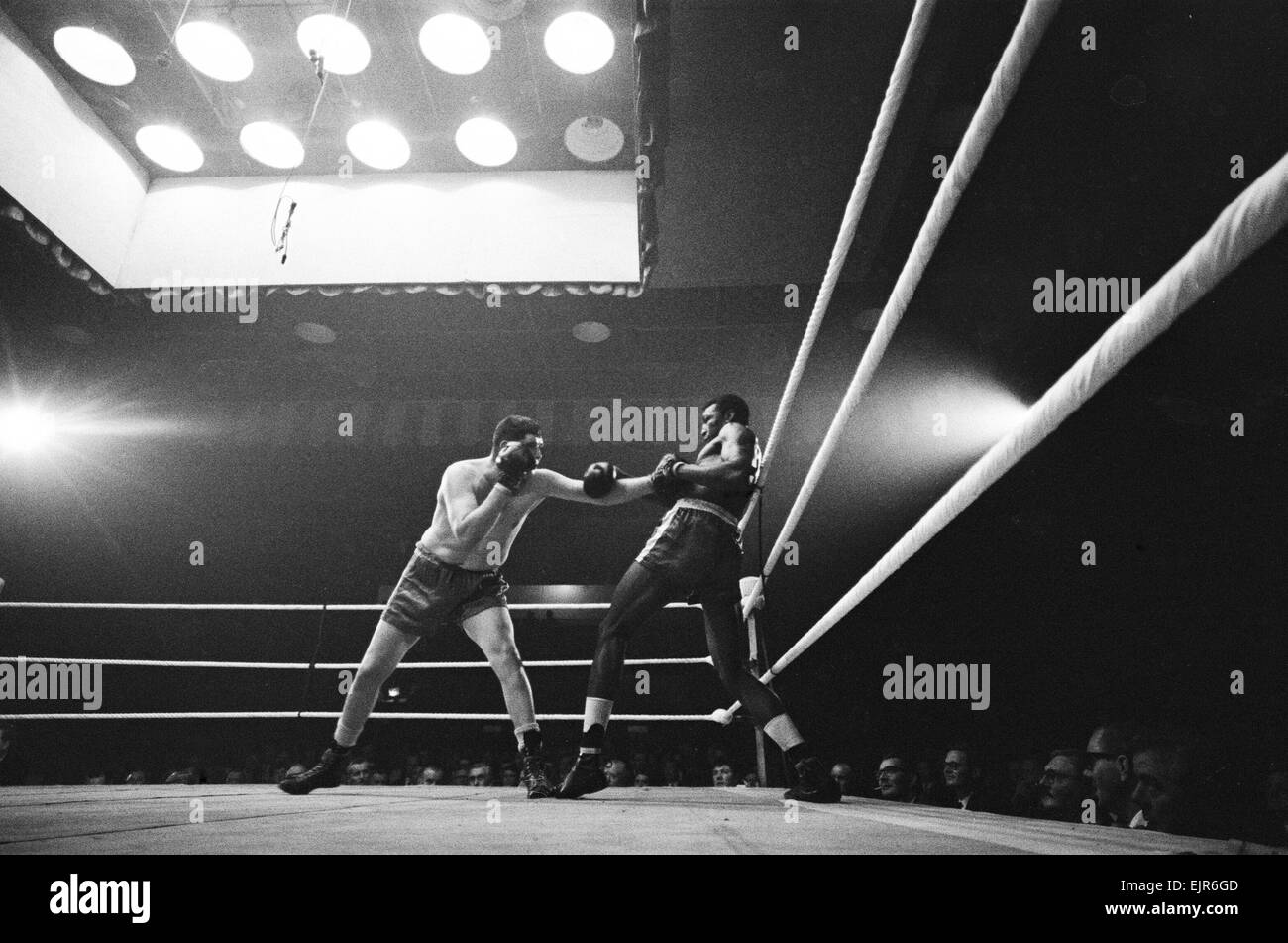 Heavyweight bout a The Stadium arena in Liverpool, Merseyside. Jim ...