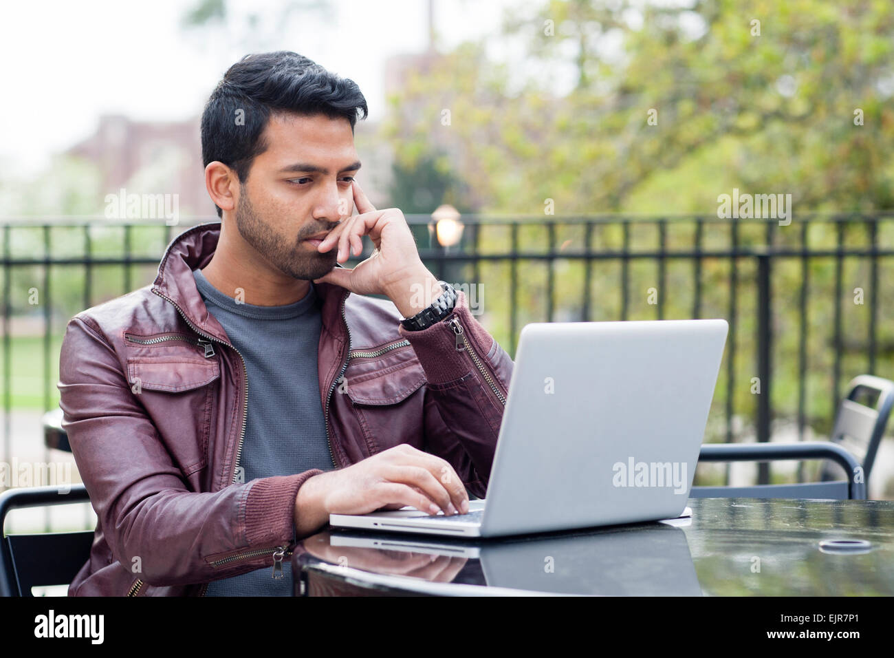 Indian man with laptop hi-res stock photography and images - Alamy