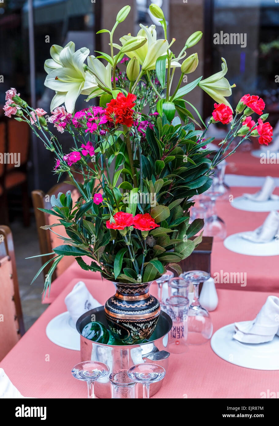Table setting at a restaurant a bouquet of flowers Stock Photo - Alamy