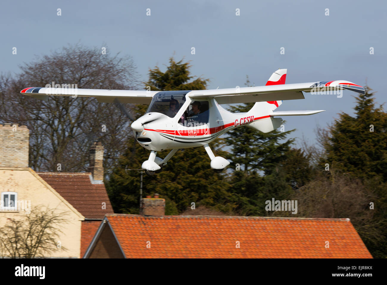 Flight Design CTSW G-CESW on final approach to land at Netherthorpe ...