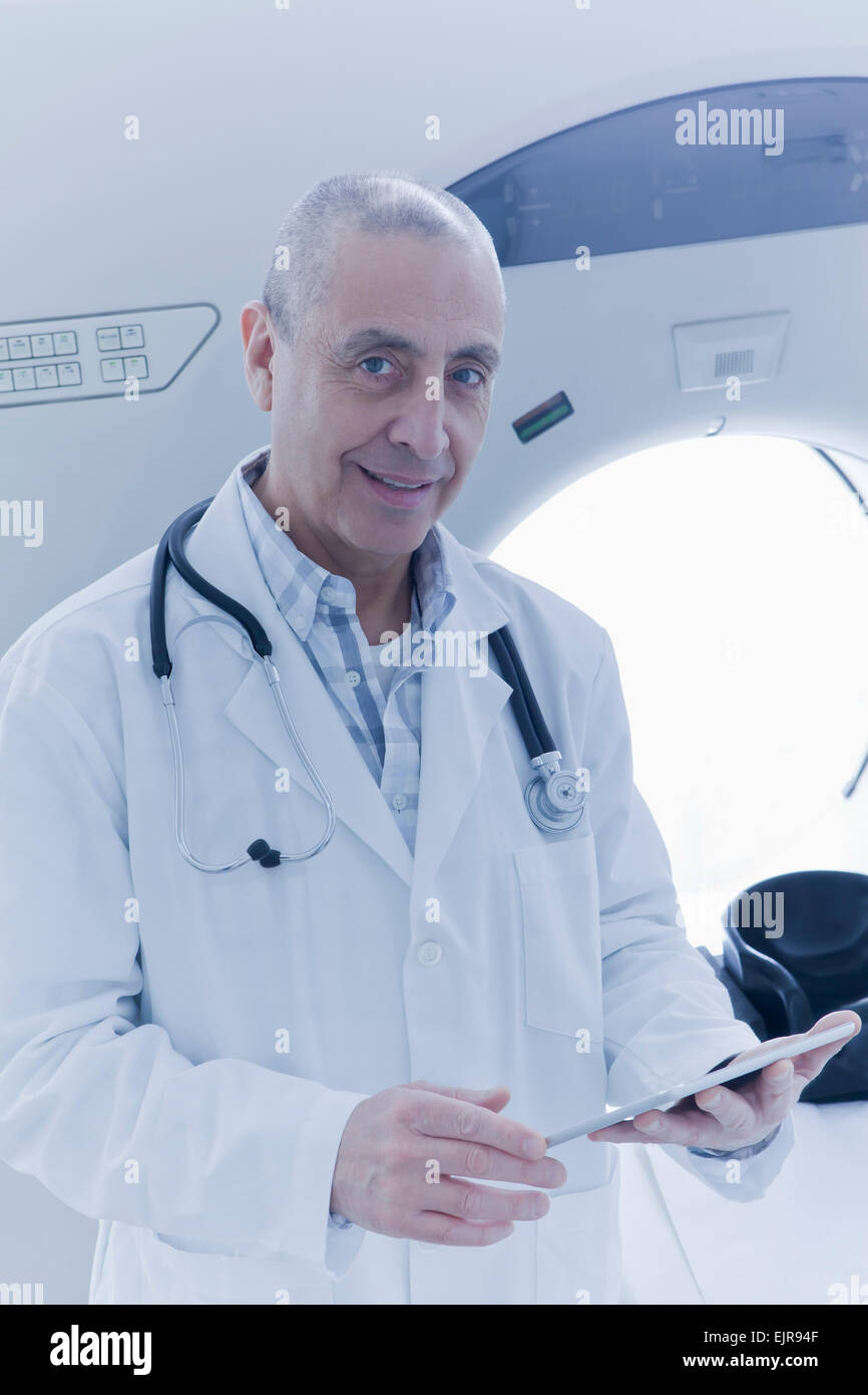 Man mri scanner hi-res stock photography and images - Alamy