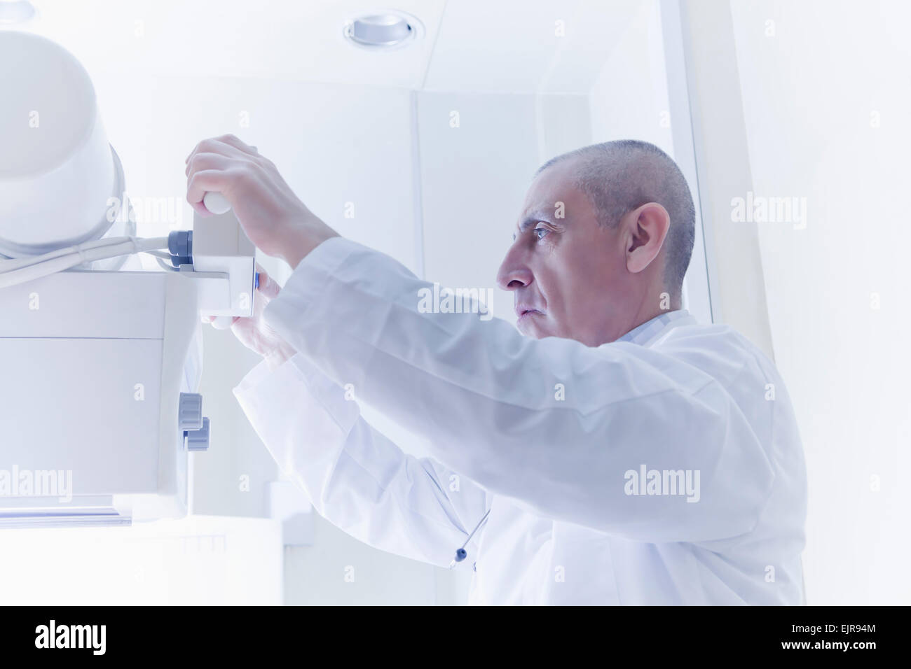 Hispanic doctor using x-ray machine Stock Photo - Alamy