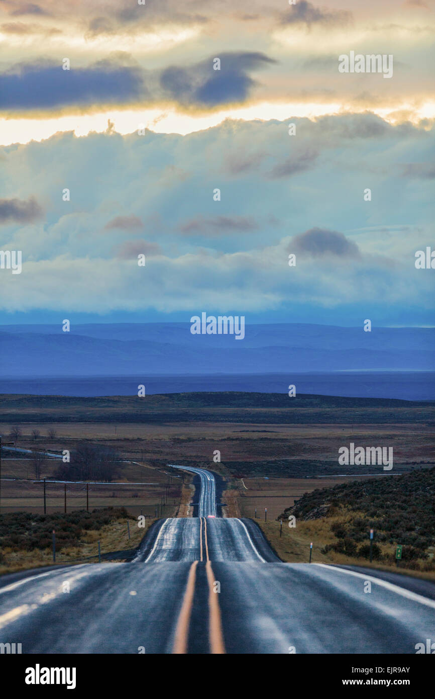 Empty landscape road hi-res stock photography and images - Alamy