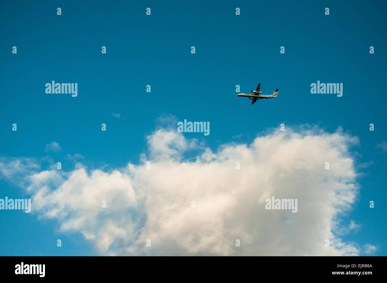 A plane flying over a cloud in Southampton. Avion sobrevolando una nube ...