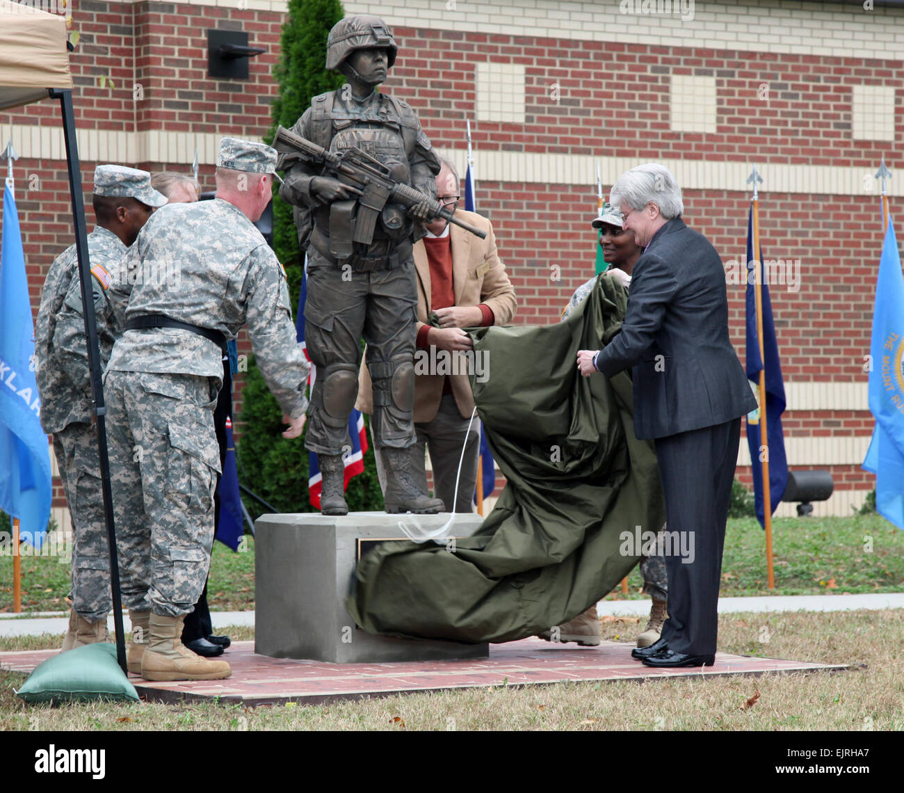Members of The U.S. Army Women’s Museum unveil their new modern female ...