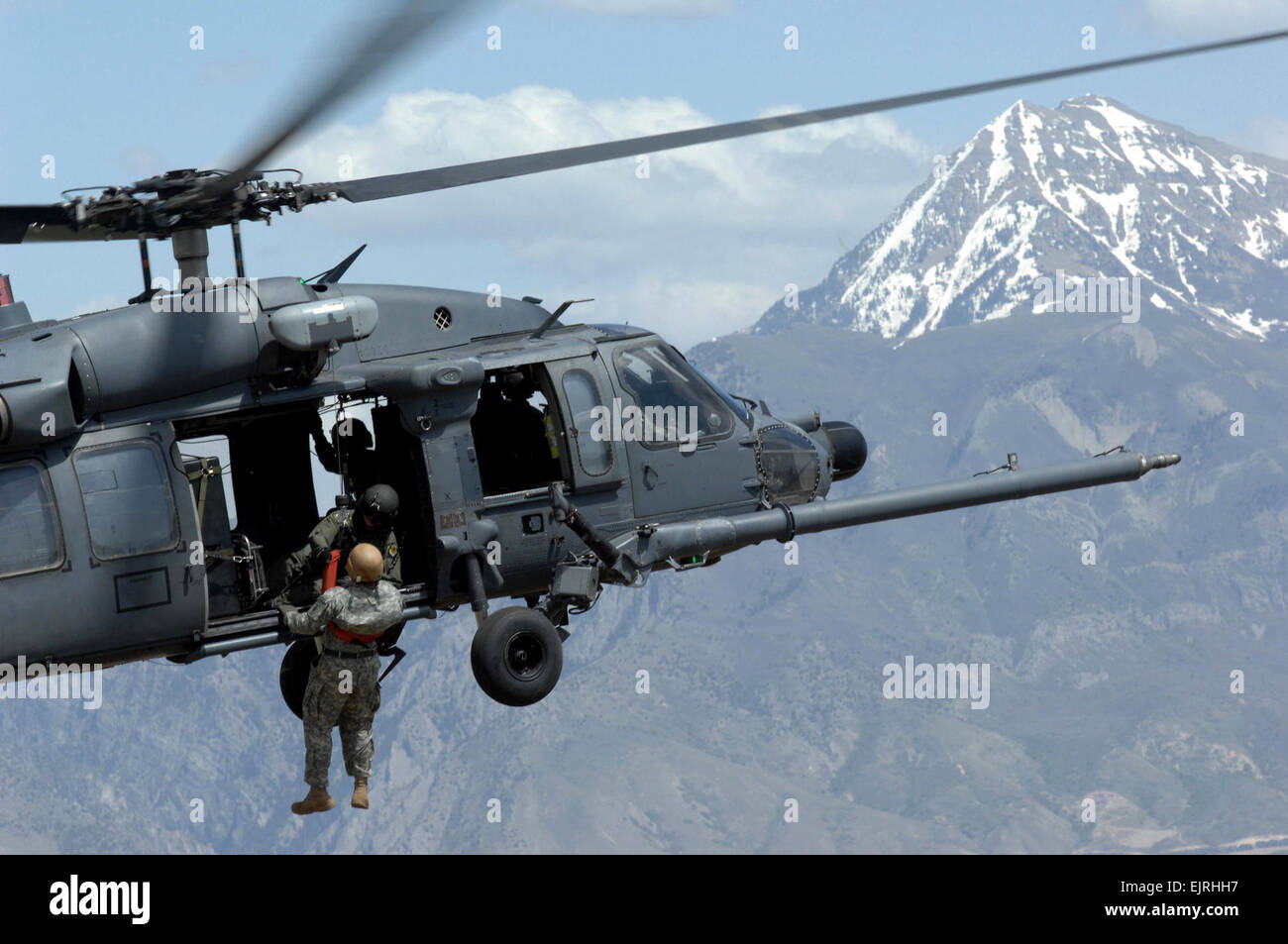 A Utah Army National Guard soldier from the 19th Special Forces is ...