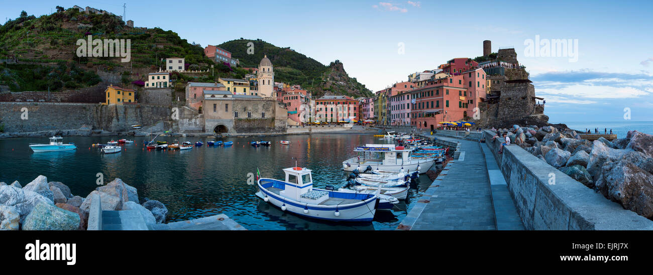 Vernazza harbour cinque terre hi-res stock photography and images - Alamy