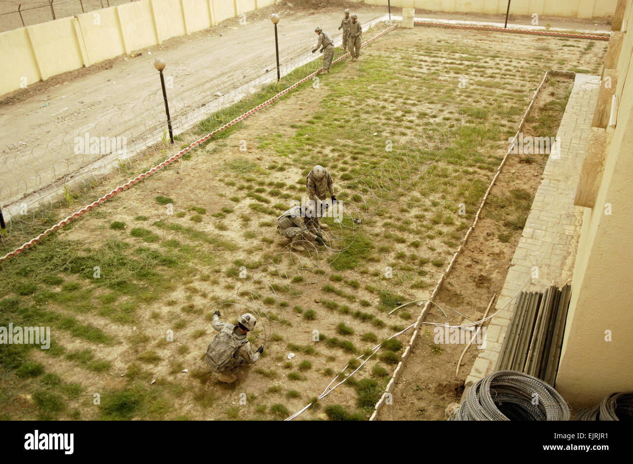 Army iraq security perimeter hi-res stock photography and images - Alamy