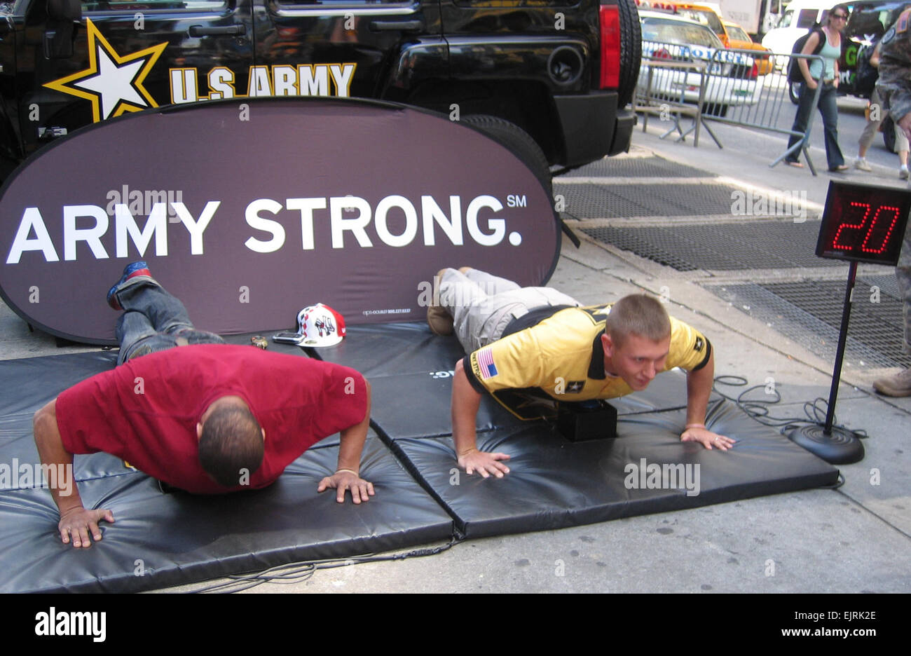 Us army push up contest hi-res stock photography and images - Alamy