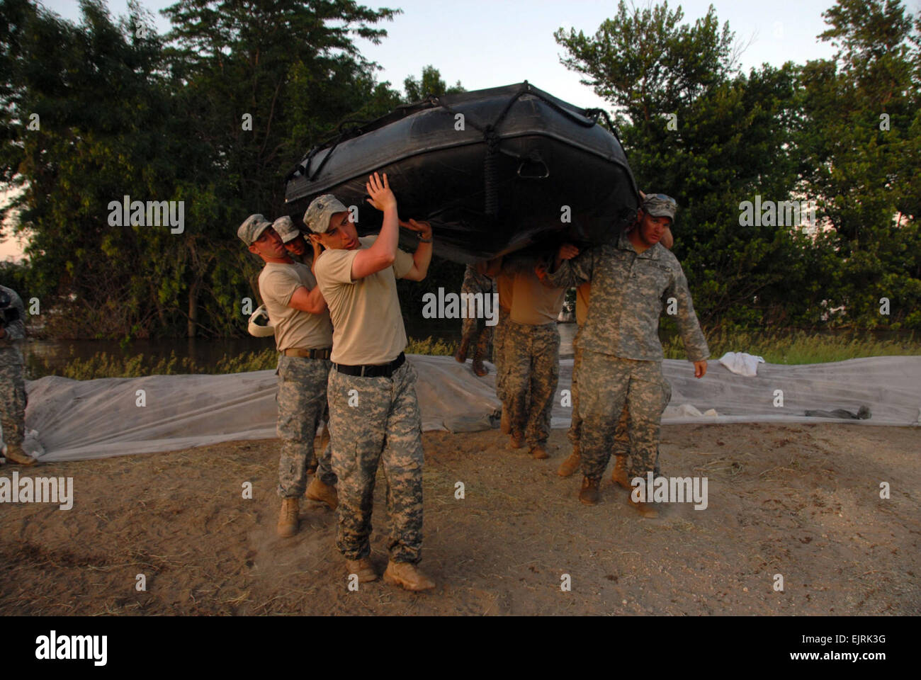 U.S. Soldiers assigned to the 194th Long Range Surveillance, Iowa Army ...