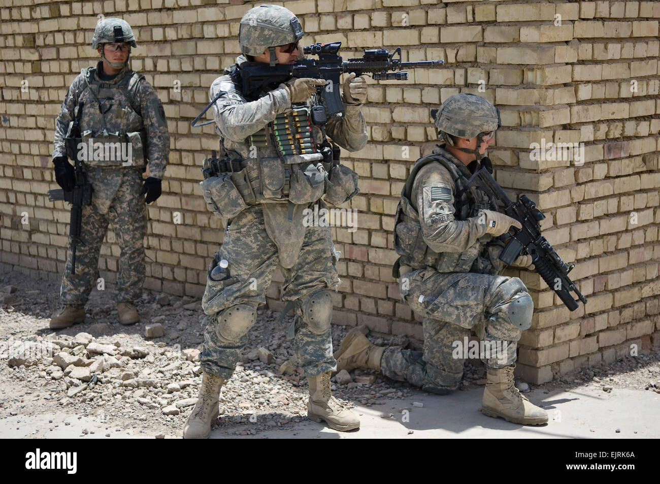 U.S. Soldiers from 1st Platoon, 4th Squadron, 2nd Stryker Cavalry ...
