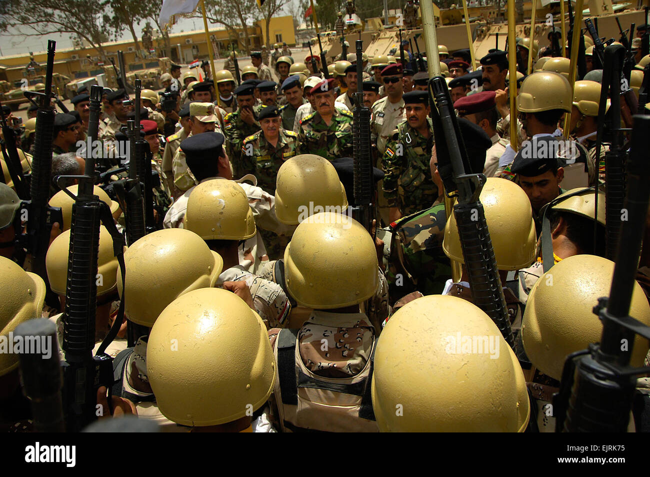 Iraqi army leaders rally Iraqi soldiers from 4th Battalion Mechanized ...