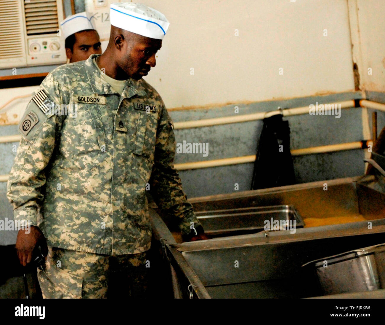 Army soldiers cook military hi-res stock photography and images - Alamy