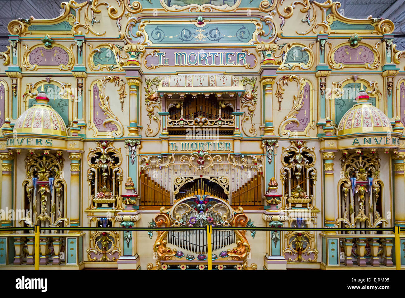 Chesterfield Twp., Michigan - A Mortier 97 Key Dance Organ on display ...