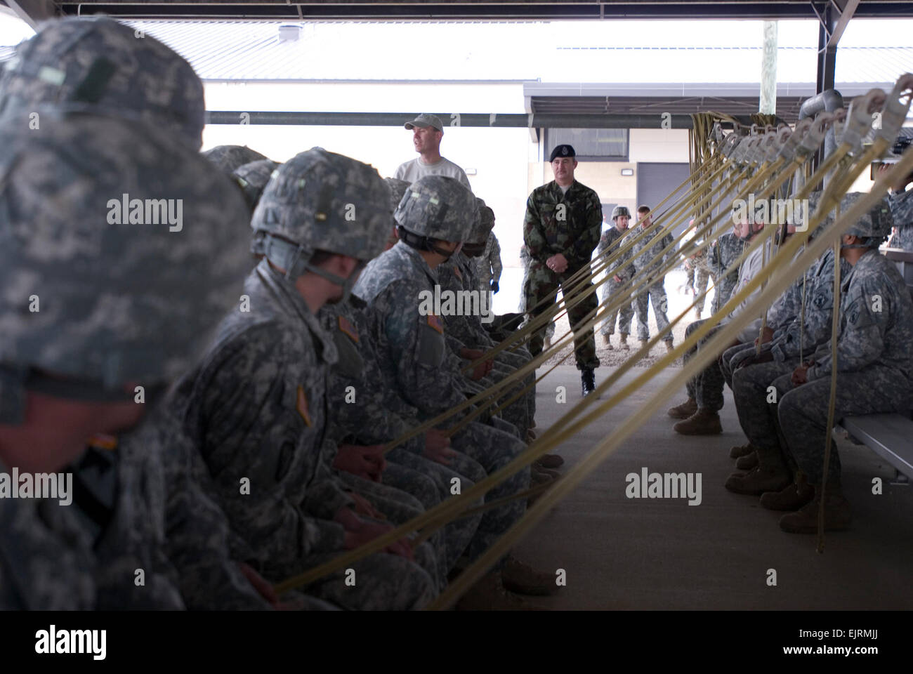 Soldiers hand signals hi-res stock photography and images - Alamy
