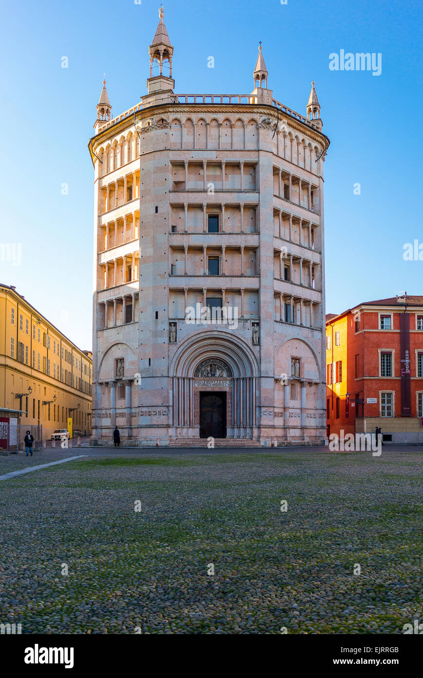 Parma, view of the baptistery of the basilica cathedral in duomo square ...