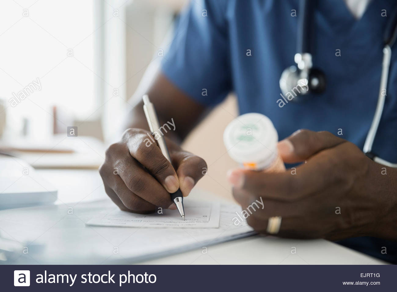 African doctor hi-res stock photography and images - Alamy